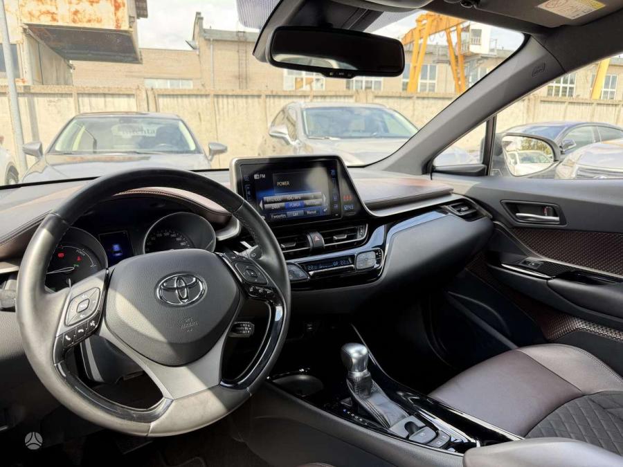Balts Toyota C-HR 2019 Viļņa, ar dzinēja tilpumu 1.80 L un nobraukumu 157 tūkst. km par 14700 €, foto 17 vietnē AUTOMOTO.COM.LV