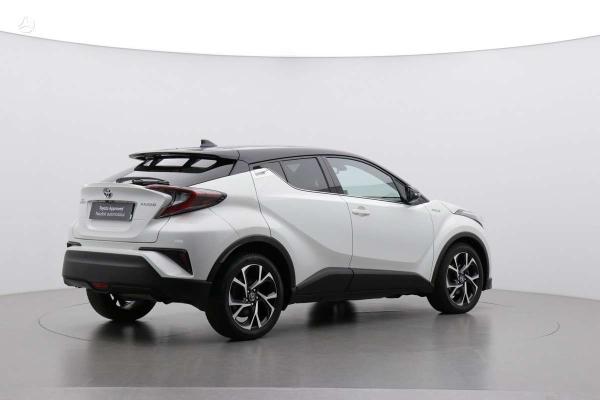 White Toyota C-HR 2019 in Vilnius, with an engine capacity of 1.80 L and mileage of 117 thousand km for 21900 €, photo 3 on AUTOMOTO.COM.LV