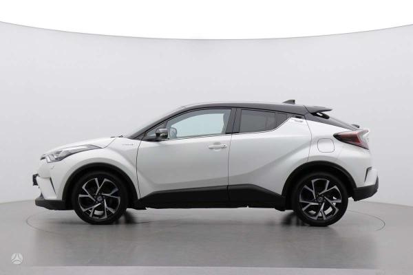 White Toyota C-HR 2019 in Vilnius, with an engine capacity of 1.80 L and mileage of 117 thousand km for 21900 €, photo 4 on AUTOMOTO.COM.LV