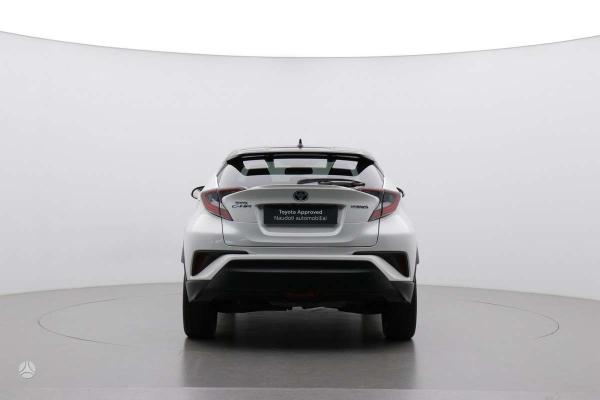 White Toyota C-HR 2019 in Vilnius, with an engine capacity of 1.80 L and mileage of 117 thousand km for 21900 €, photo 5 on AUTOMOTO.COM.LV