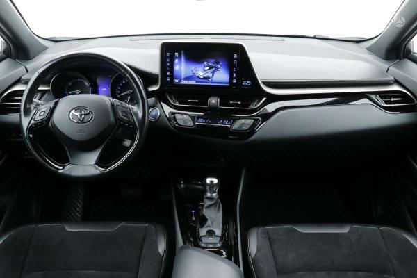 White Toyota C-HR 2019 in Vilnius, with an engine capacity of 1.80 L and mileage of 117 thousand km for 21900 €, photo 7 on AUTOMOTO.COM.LV