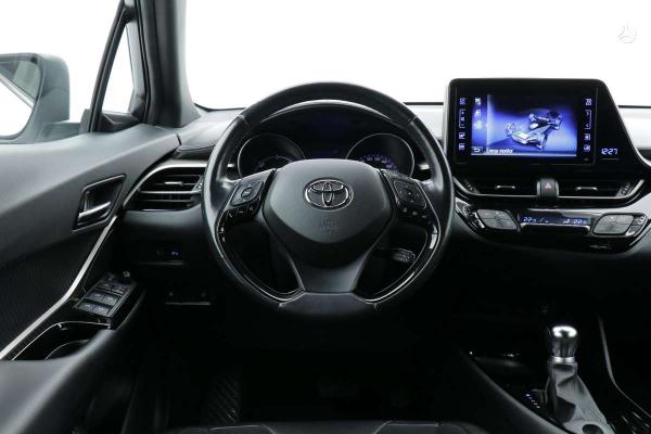 White Toyota C-HR 2019 in Vilnius, with an engine capacity of 1.80 L and mileage of 117 thousand km for 21900 €, photo 8 on AUTOMOTO.COM.LV