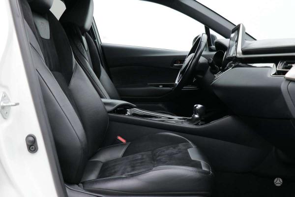 White Toyota C-HR 2019 in Vilnius, with an engine capacity of 1.80 L and mileage of 117 thousand km for 21900 €, photo 9 on AUTOMOTO.COM.LV