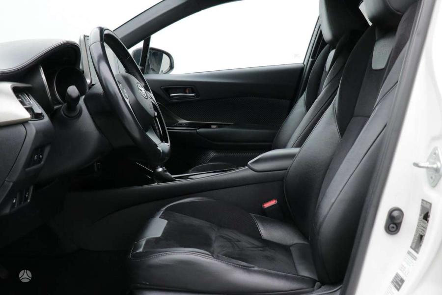 Белый Тойота C-HR 2019 в Вильнюс, объемом двигателя 1.80 л и пробегом 117 тыс. км за 21900 €, фото 13 на AUTOMOTO.COM.LV