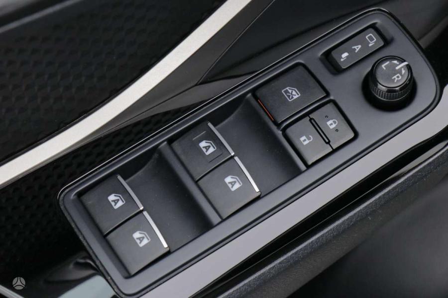 Белый Тойота C-HR 2019 в Вильнюс, объемом двигателя 1.80 л и пробегом 117 тыс. км за 21900 €, фото 26 на AUTOMOTO.COM.LV