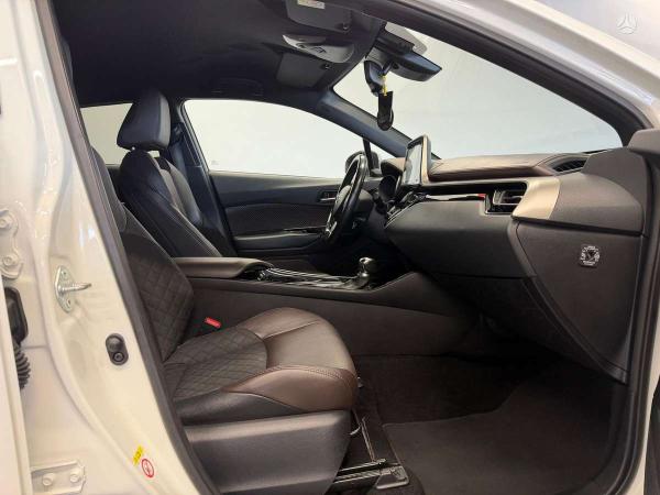 Белый Тойота C-HR 2019 в Каунас, объемом двигателя 1.80 л и пробегом 151 тыс. км за 19900 €, фото 6 на AUTOMOTO.COM.LV