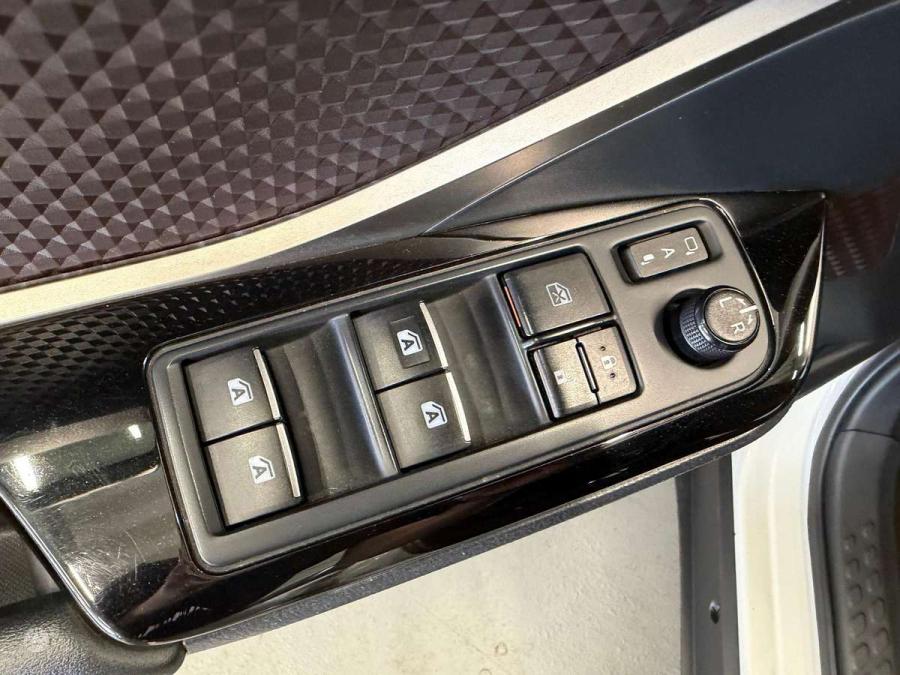Balts Toyota C-HR 2019 Kauņa, ar dzinēja tilpumu 1.80 L un nobraukumu 151 tūkst. km par 19900 €, foto 24 vietnē AUTOMOTO.COM.LV