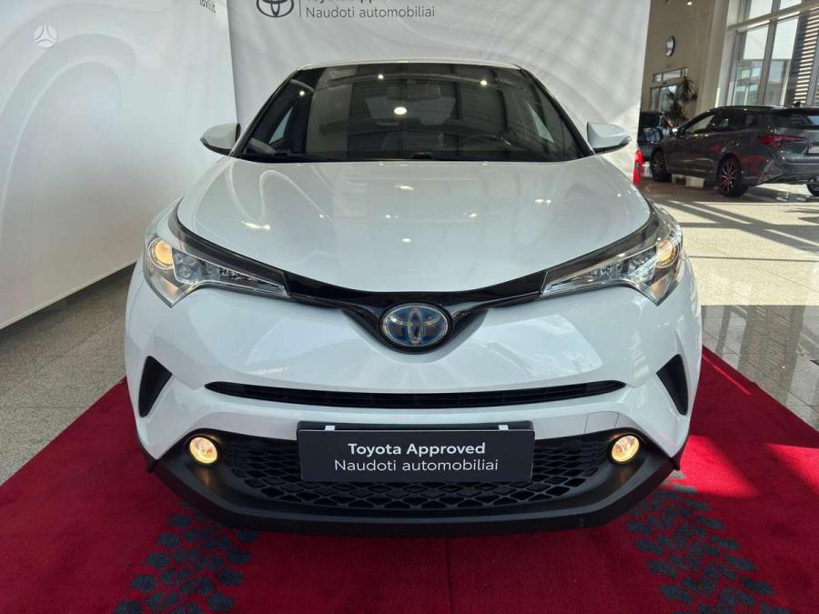 White Toyota C-HR 2019 in Siauliai, with an engine capacity of 1.80 L and mileage of 143 thousand km for 17900 €, photo 4 on AUTOMOTO.COM.LV