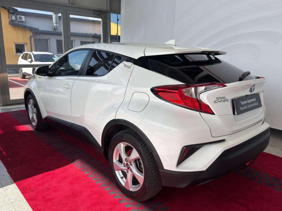 White Toyota C-HR 2019 in Siauliai, with an engine capacity of 1.80 L and mileage of 143 thousand km for 17900 €, photo 5 on AUTOMOTO.COM.LV