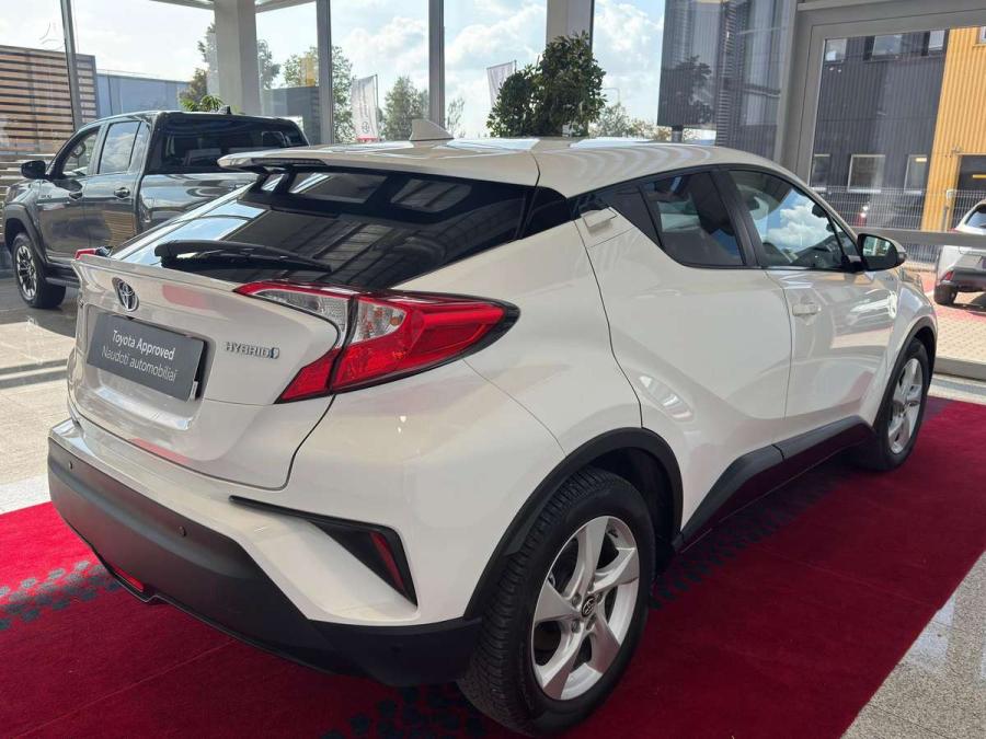 White Toyota C-HR 2019 in Siauliai, with an engine capacity of 1.80 L and mileage of 143 thousand km for 17900 €, photo 6 on AUTOMOTO.COM.LV