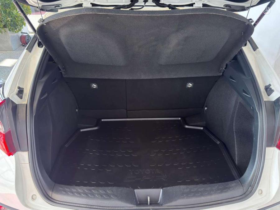 White Toyota C-HR 2019 in Siauliai, with an engine capacity of 1.80 L and mileage of 143 thousand km for 17900 €, photo 8 on AUTOMOTO.COM.LV