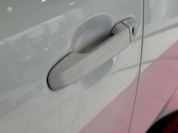 Белый Тойота C-HR 2019 в Шяуляй, объемом двигателя 1.80 л и пробегом 143 тыс. км за 17900 €, фото 9 на AUTOMOTO.COM.LV