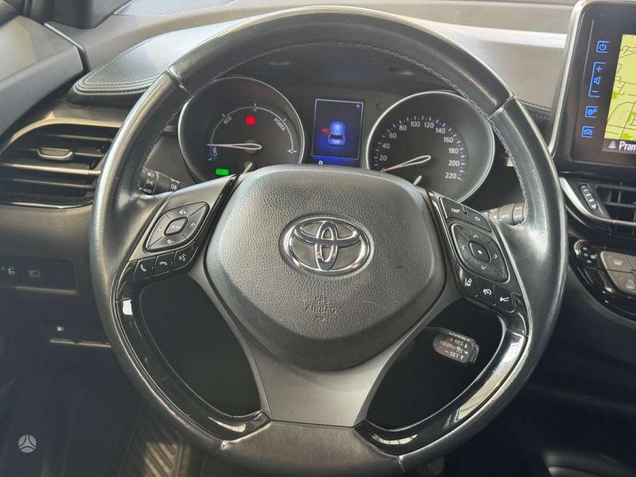 White Toyota C-HR 2019 in Siauliai, with an engine capacity of 1.80 L and mileage of 143 thousand km for 17900 €, photo 14 on AUTOMOTO.COM.LV