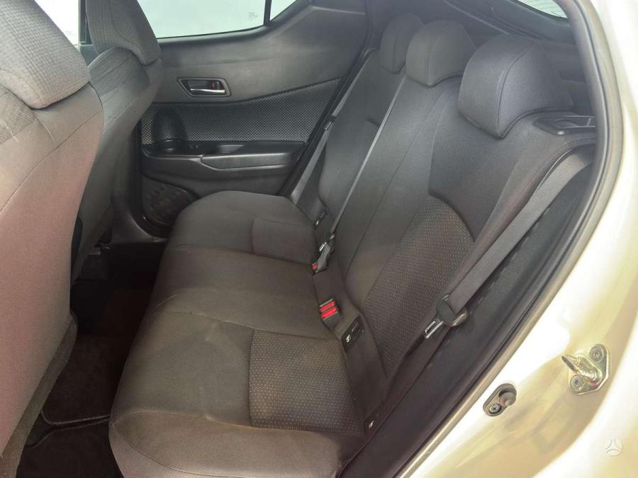White Toyota C-HR 2019 in Siauliai, with an engine capacity of 1.80 L and mileage of 143 thousand km for 17900 €, photo 21 on AUTOMOTO.COM.LV