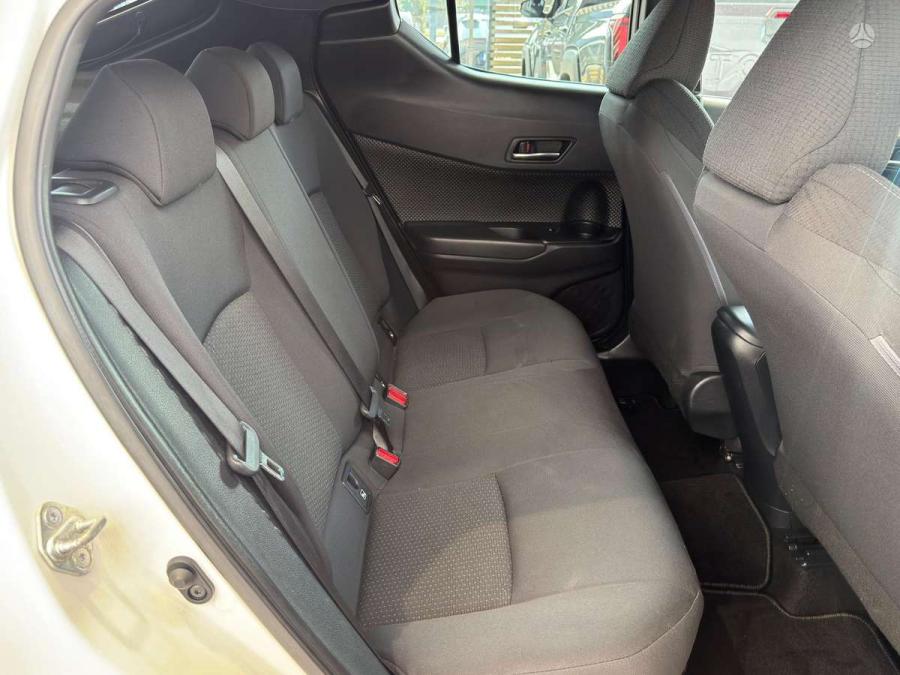 White Toyota C-HR 2019 in Siauliai, with an engine capacity of 1.80 L and mileage of 143 thousand km for 17900 €, photo 22 on AUTOMOTO.COM.LV
