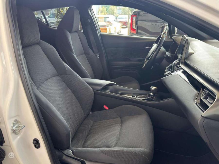 White Toyota C-HR 2019 in Siauliai, with an engine capacity of 1.80 L and mileage of 143 thousand km for 17900 €, photo 23 on AUTOMOTO.COM.LV