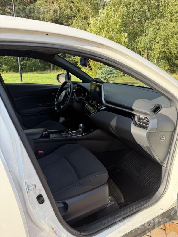 Toyota C-HR 2019 Rīga vietnē Balts Toyota C-HR 2019 Rīga, ar dzinēja tilpumu 1.80 L un nobraukumu 70 tūkst. km par 19450 €, foto 6 vietnē AUTOMOTO.COM.LV