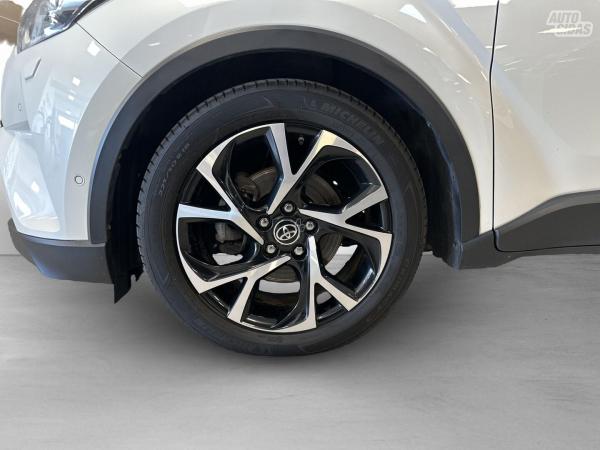 White Toyota C-HR 2019 in Vilnius, with an engine capacity of 1.80 L and mileage of 96 thousand km for 17500 €, photo 10 on AUTOMOTO.COM.LV