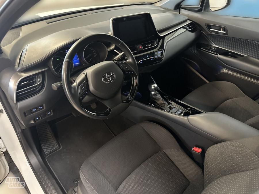 Белый Тойота C-HR 2019 в Вильнюс, объемом двигателя 1.80 л и пробегом 96 тыс. км за 17500 €, фото 13 на AUTOMOTO.COM.LV