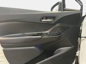 Белый Тойота C-HR 2019 в Вильнюс, объемом двигателя 1.80 л и пробегом 96 тыс. км за 17500 €, фото 14 на AUTOMOTO.COM.LV