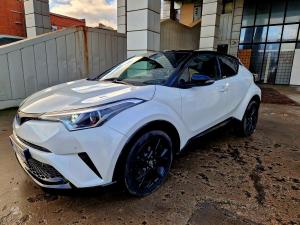 Balts Toyota C-HR 2020 Viļņa, ar dzinēja tilpumu 1.80 L un nobraukumu 52 tūkst. km par 17400 €, foto  vietnē AUTOMOTO.COM.LV