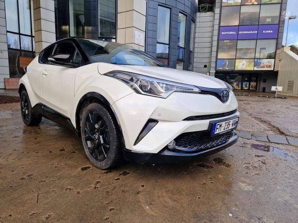 White Toyota C-HR 2020 in Vilnius, with an engine capacity of 1.80 L and mileage of 52 thousand km for 17400 €, photo 4 on AUTOMOTO.COM.LV