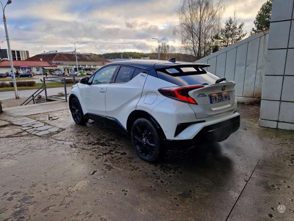 White Toyota C-HR 2020 in Vilnius, with an engine capacity of 1.80 L and mileage of 52 thousand km for 17400 €, photo 5 on AUTOMOTO.COM.LV