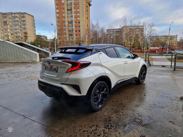 White Toyota C-HR 2020 in Vilnius, with an engine capacity of 1.80 L and mileage of 52 thousand km for 17400 €, photo 7 on AUTOMOTO.COM.LV