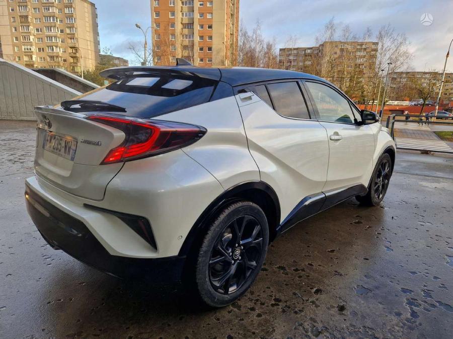 Белый Тойота C-HR 2020 в Вильнюс, объемом двигателя 1.80 л и пробегом 52 тыс. км за 17400 €, фото 21 на AUTOMOTO.COM.LV