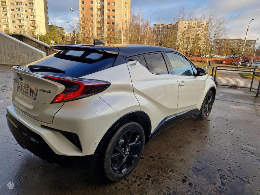 Белый Тойота C-HR 2020 в Вильнюс, объемом двигателя 1.80 л и пробегом 52 тыс. км за 17400 €, фото 28 на AUTOMOTO.COM.LV