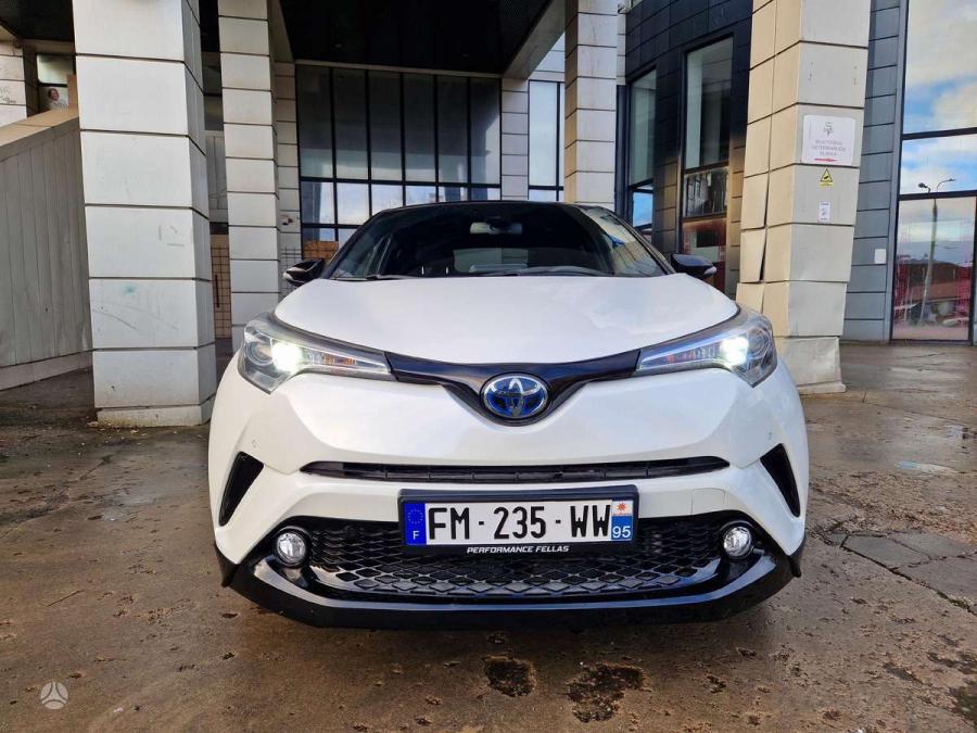 Белый Тойота C-HR 2020 в Вильнюс, объемом двигателя 1.80 л и пробегом 52 тыс. км за 17400 €, фото 35 на AUTOMOTO.COM.LV
