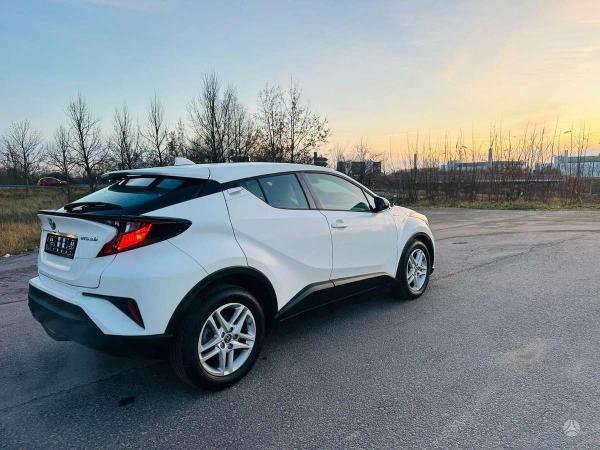 White Toyota C-HR 2020 in Vilnius, with an engine capacity of 1.80 L and mileage of 140 thousand km for 14900 €, photo 3 on AUTOMOTO.COM.LV