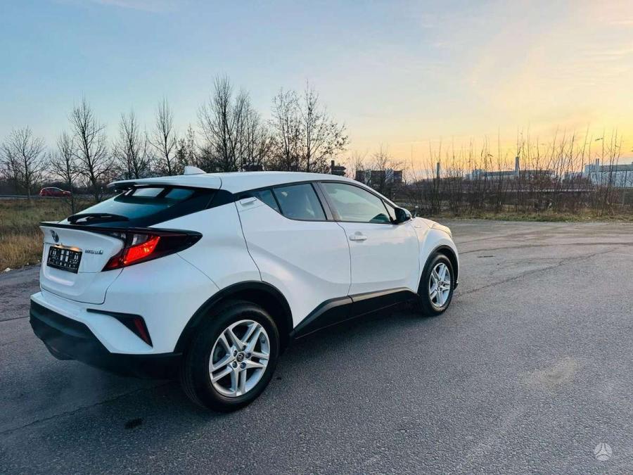 Balts Toyota C-HR 2020 Viļņa, ar dzinēja tilpumu 1.80 L un nobraukumu 140 tūkst. km par 14900 €, foto 3 vietnē AUTOMOTO.COM.LV