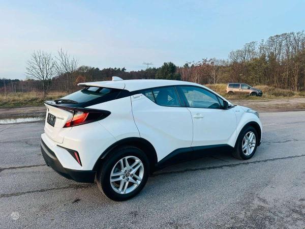 White Toyota C-HR 2020 in Vilnius, with an engine capacity of 1.80 L and mileage of 140 thousand km for 14900 €, photo 9 on AUTOMOTO.COM.LV