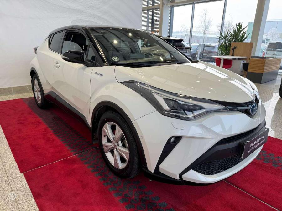 Balts Toyota C-HR 2020 Šauļi, ar dzinēja tilpumu 1.99 L un nobraukumu 104 tūkst. km par 21900 €, foto 2 vietnē AUTOMOTO.COM.LV