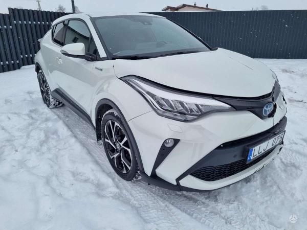 Balts Toyota C-HR 2020 Alīta, ar dzinēja tilpumu 1.80 L un nobraukumu 40 tūkst. km par 12900 €, foto 1 vietnē AUTOMOTO.COM.LV