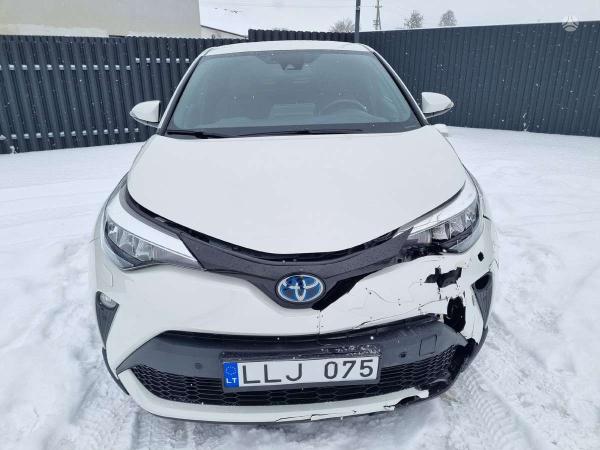 Balts Toyota C-HR 2020 Alīta, ar dzinēja tilpumu 1.80 L un nobraukumu 40 tūkst. km par 12900 €, foto 2 vietnē AUTOMOTO.COM.LV