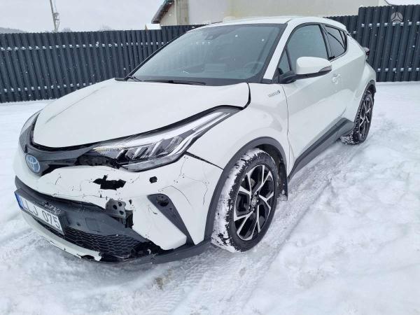 Balts Toyota C-HR 2020 Alīta, ar dzinēja tilpumu 1.80 L un nobraukumu 40 tūkst. km par 12900 €, foto 3 vietnē AUTOMOTO.COM.LV