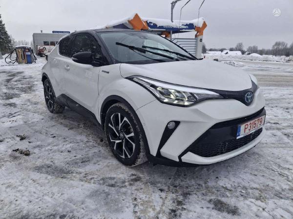 White Toyota C-HR 2020 in Vilnius, with an engine capacity of 1.80 L and mileage of 118 thousand km for 18197 €, photo 1 on AUTOMOTO.COM.LV