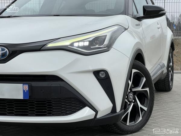 White Toyota C-HR 2020 in Taurage, with an engine capacity of 2.00 L and mileage of 72 thousand km for 19900 €, photo 3 on AUTOMOTO.COM.LV