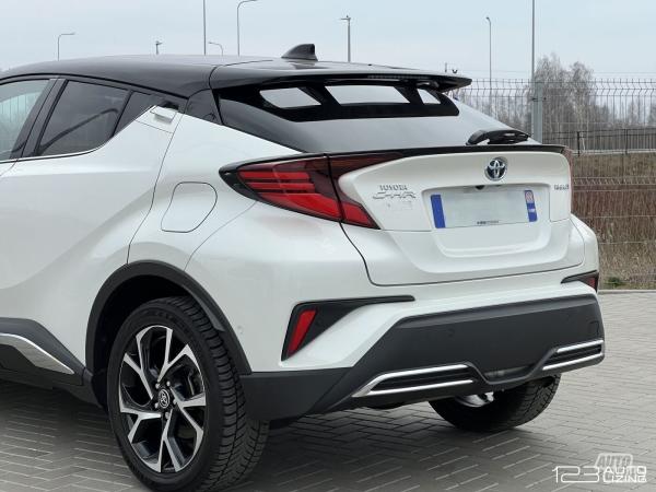 White Toyota C-HR 2020 in Taurage, with an engine capacity of 2.00 L and mileage of 72 thousand km for 19900 €, photo 10 on AUTOMOTO.COM.LV