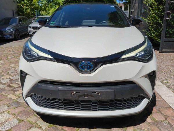 White Toyota C-HR 2020 in Daugavpils, with an engine capacity of 1.80 L and mileage of 94 thousand km for 21850 €, photo 2 on AUTOMOTO.COM.LV