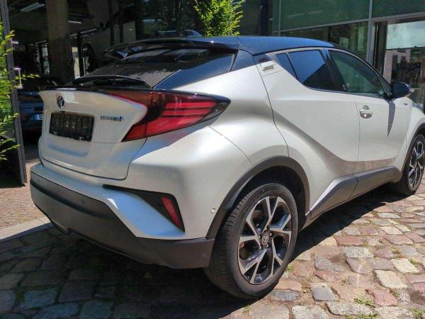 White Toyota C-HR 2020 in Daugavpils, with an engine capacity of 1.80 L and mileage of 94 thousand km for 21850 €, photo 3 on AUTOMOTO.COM.LV