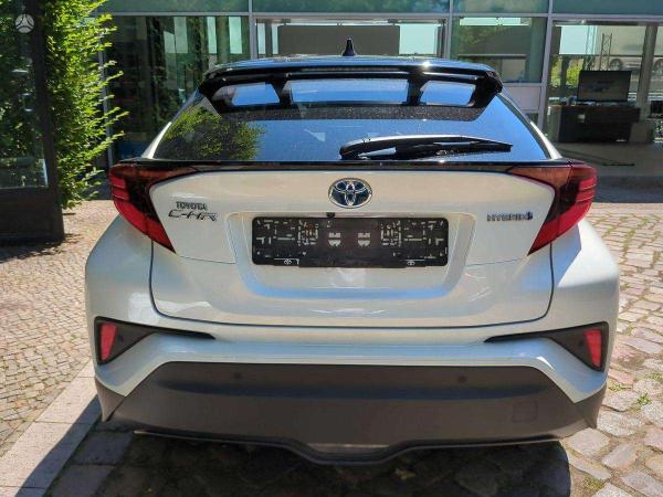 White Toyota C-HR 2020 in Daugavpils, with an engine capacity of 1.80 L and mileage of 94 thousand km for 21850 €, photo 4 on AUTOMOTO.COM.LV