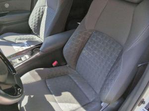 Balts Toyota C-HR 2020 Daugavpils, ar dzinēja tilpumu 1.80 L un nobraukumu 94 tūkst. km par 21850 €, foto 12 vietnē AUTOMOTO.COM.LV