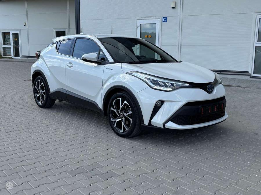 Белый Тойота C-HR 2020 в Вильнюс, объемом двигателя 1.80 л и пробегом 190 тыс. км за 17900 €, фото 1 на AUTOMOTO.COM.LV