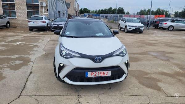 White Toyota C-HR 2020 in Siauliai, with an engine capacity of 1.80 L and mileage of 136 thousand km for 19400 €, photo 3 on AUTOMOTO.COM.LV