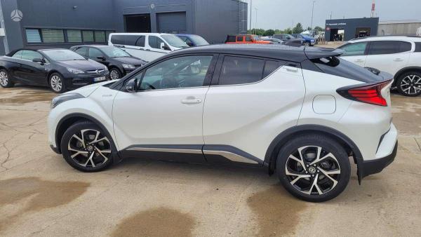 White Toyota C-HR 2020 in Siauliai, with an engine capacity of 1.80 L and mileage of 136 thousand km for 19400 €, photo 4 on AUTOMOTO.COM.LV