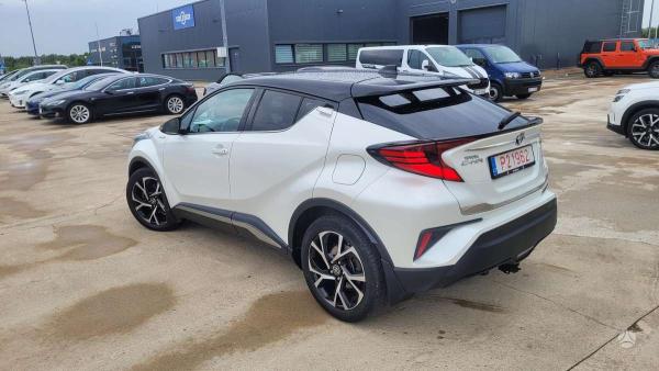 White Toyota C-HR 2020 in Siauliai, with an engine capacity of 1.80 L and mileage of 136 thousand km for 19400 €, photo 5 on AUTOMOTO.COM.LV