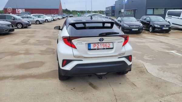 White Toyota C-HR 2020 in Siauliai, with an engine capacity of 1.80 L and mileage of 136 thousand km for 19400 €, photo 8 on AUTOMOTO.COM.LV